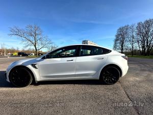 White Tesla Model 3 2022 in Tallinn, with an engine capacity of 0.00 L and mileage of 122 thousand km for 32999 €, photo 3 on AUTOMOTO.COM.LV
