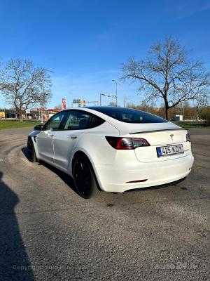 White Tesla Model 3 2022 in Tallinn, with an engine capacity of 0.00 L and mileage of 122 thousand km for 32999 €, photo 4 on AUTOMOTO.COM.LV