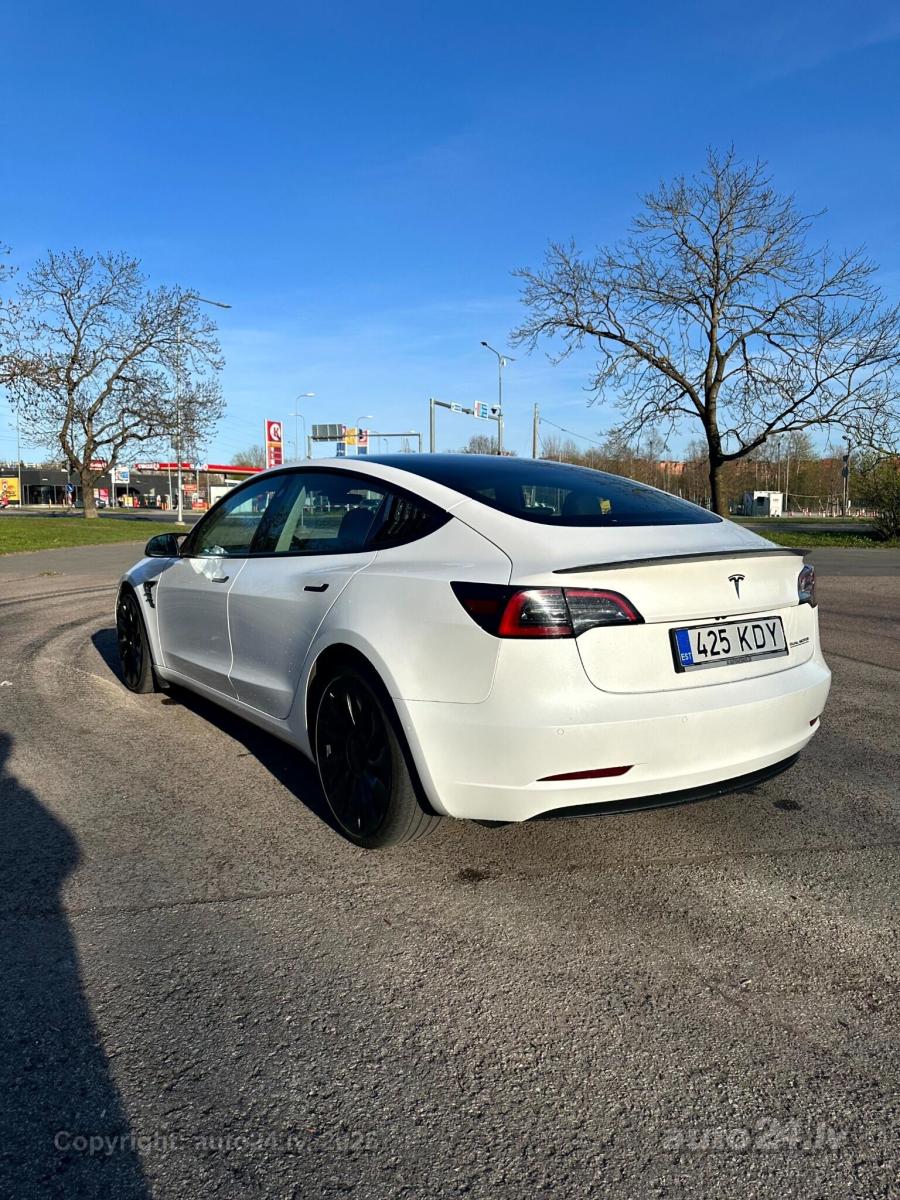 White Tesla Model 3 2022 in Tallinn, with an engine capacity of 0.00 L and mileage of 122 thousand km for 32999 €, photo 4 on AUTOMOTO.COM.LV