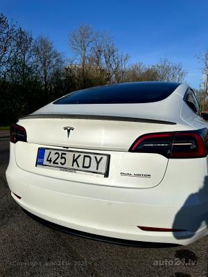 White Tesla Model 3 2022 in Tallinn, with an engine capacity of 0.00 L and mileage of 122 thousand km for 32999 €, photo 5 on AUTOMOTO.COM.LV