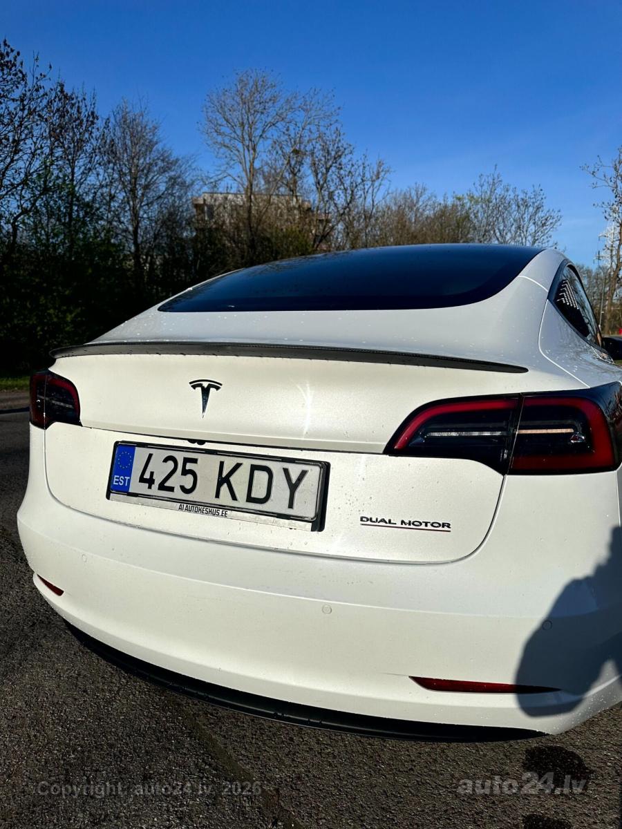 White Tesla Model 3 2022 in Tallinn, with an engine capacity of 0.00 L and mileage of 122 thousand km for 32999 €, photo 5 on AUTOMOTO.COM.LV