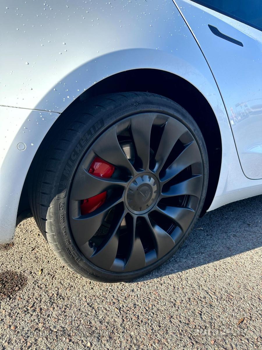 White Tesla Model 3 2022 in Tallinn, with an engine capacity of 0.00 L and mileage of 122 thousand km for 32999 €, photo 6 on AUTOMOTO.COM.LV