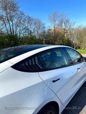 White Tesla Model 3 2022 in Tallinn, with an engine capacity of 0.00 L and mileage of 122 thousand km for 32999 €, photo 8 on AUTOMOTO.COM.LV
