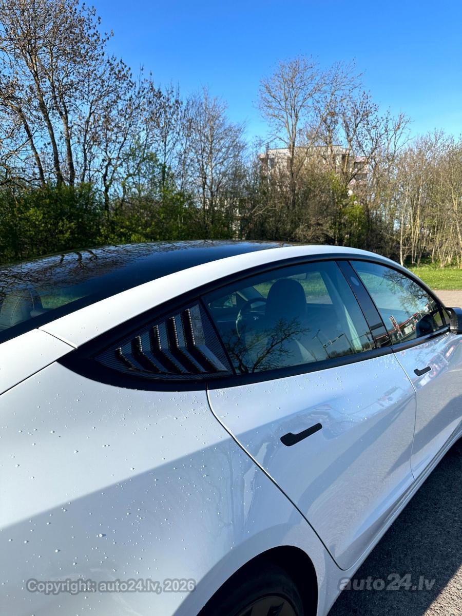 White Tesla Model 3 2022 in Tallinn, with an engine capacity of 0.00 L and mileage of 122 thousand km for 32999 €, photo 8 on AUTOMOTO.COM.LV