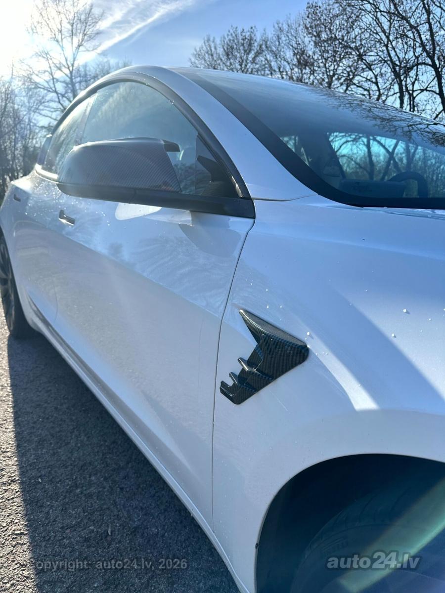 White Tesla Model 3 2022 in Tallinn, with an engine capacity of 0.00 L and mileage of 122 thousand km for 32999 €, photo 9 on AUTOMOTO.COM.LV