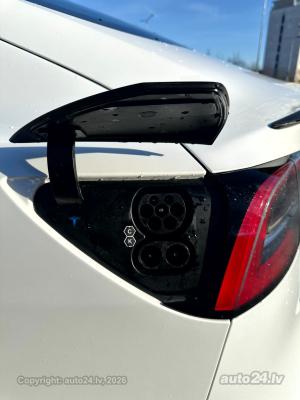 White Tesla Model 3 2022 in Tallinn, with an engine capacity of 0.00 L and mileage of 122 thousand km for 32999 €, photo 11 on AUTOMOTO.COM.LV