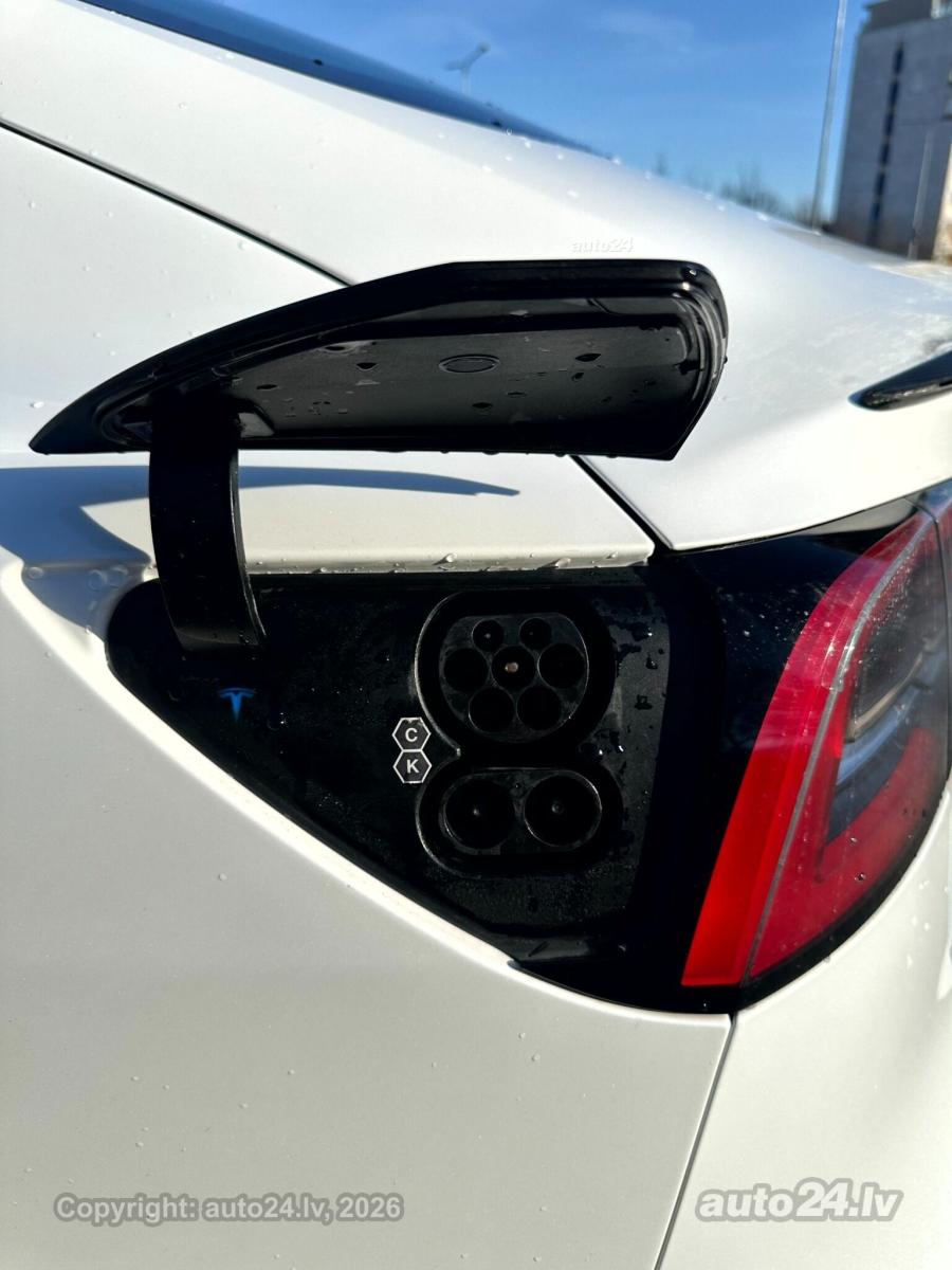 White Tesla Model 3 2022 in Tallinn, with an engine capacity of 0.00 L and mileage of 122 thousand km for 32999 €, photo 11 on AUTOMOTO.COM.LV