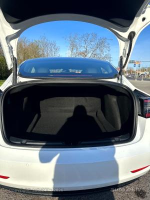 White Tesla Model 3 2022 in Tallinn, with an engine capacity of 0.00 L and mileage of 122 thousand km for 32999 €, photo 12 on AUTOMOTO.COM.LV