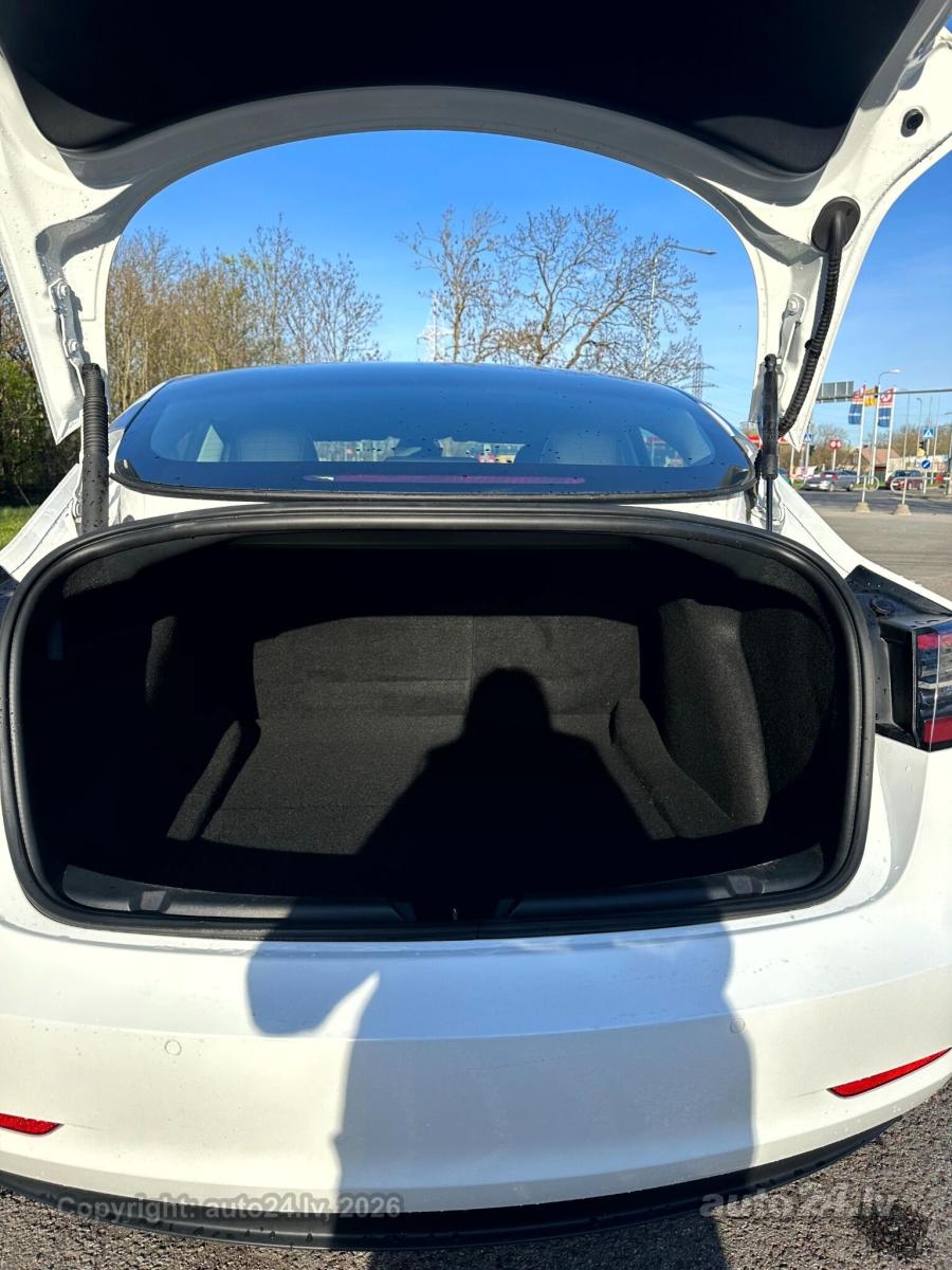 White Tesla Model 3 2022 in Tallinn, with an engine capacity of 0.00 L and mileage of 122 thousand km for 32999 €, photo 12 on AUTOMOTO.COM.LV