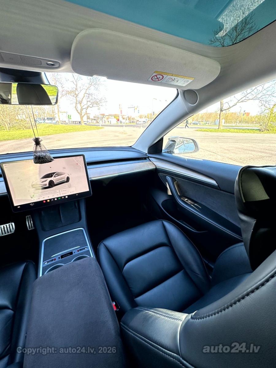 White Tesla Model 3 2022 in Tallinn, with an engine capacity of 0.00 L and mileage of 122 thousand km for 32999 €, photo 15 on AUTOMOTO.COM.LV