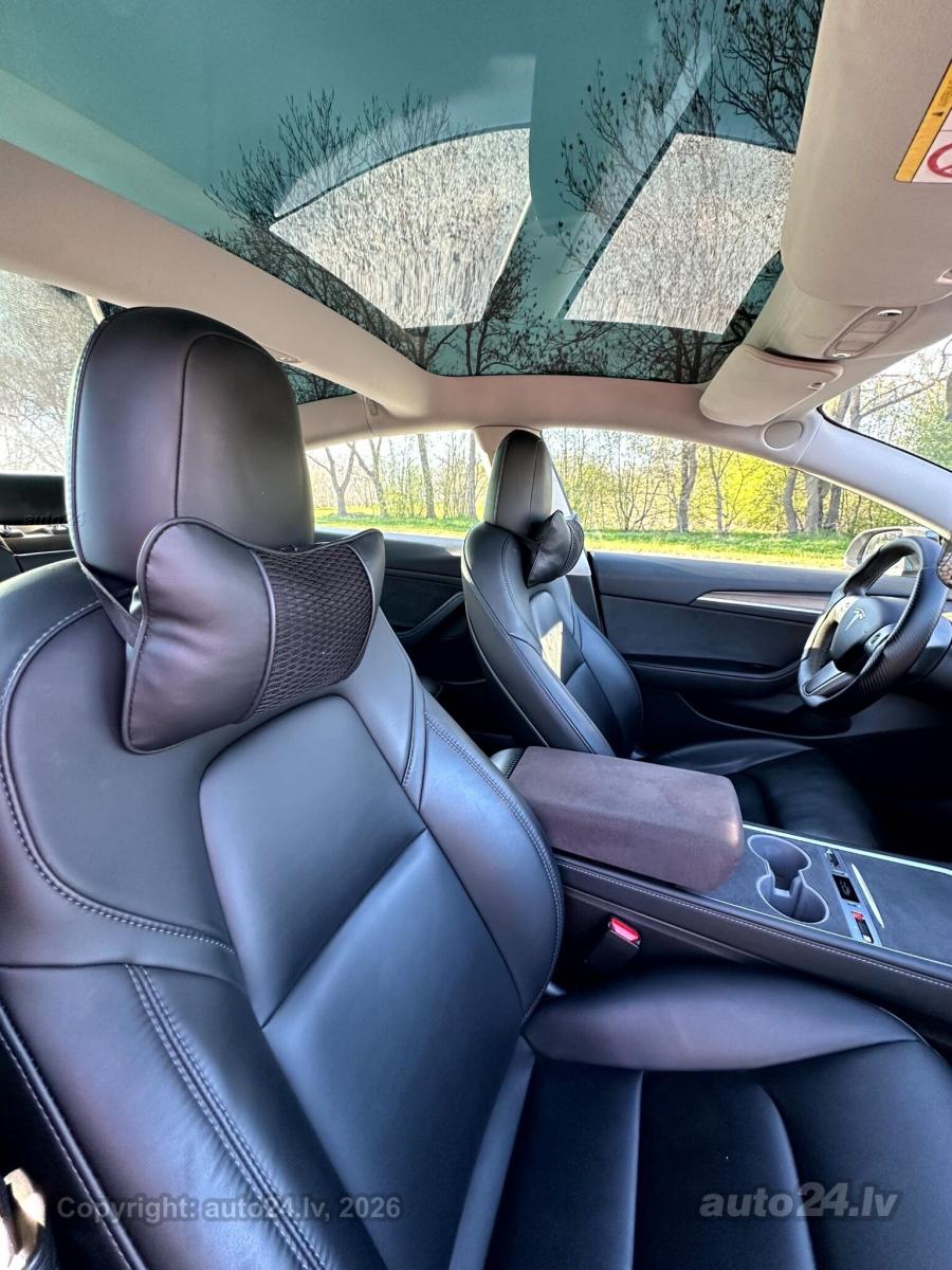 White Tesla Model 3 2022 in Tallinn, with an engine capacity of 0.00 L and mileage of 122 thousand km for 32999 €, photo 16 on AUTOMOTO.COM.LV
