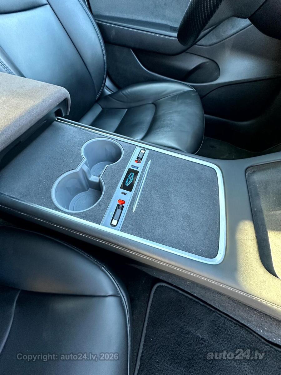 White Tesla Model 3 2022 in Tallinn, with an engine capacity of 0.00 L and mileage of 122 thousand km for 32999 €, photo 17 on AUTOMOTO.COM.LV