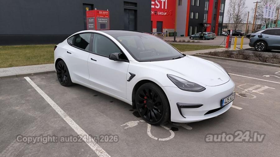 White Tesla Model 3 2022 in Tallinn, with an engine capacity of 0.00 L and mileage of 122 thousand km for 32999 €, photo 21 on AUTOMOTO.COM.LV