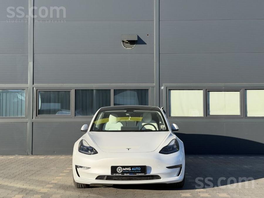 White Tesla Model 3 2022 in Riga, with an engine capacity of 0.00 L and mileage of 39 thousand km for 32400 €, photo 1 on AUTOMOTO.COM.LV