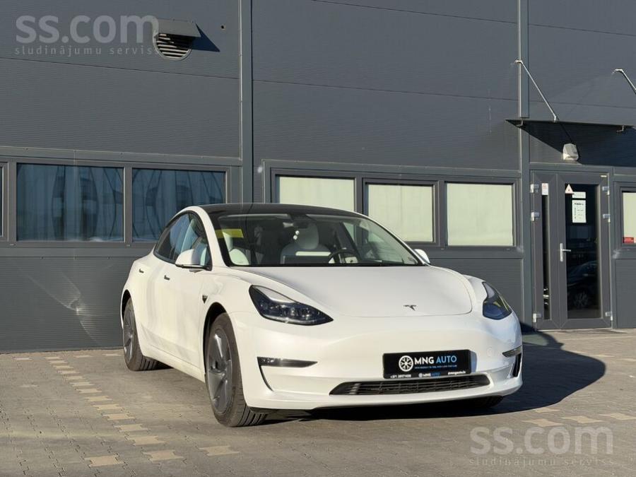 White Tesla Model 3 2022 in Riga, with an engine capacity of 0.00 L and mileage of 39 thousand km for 32400 €, photo 4 on AUTOMOTO.COM.LV