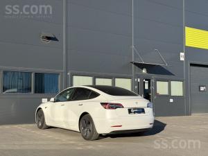 White Tesla Model 3 2022 in Riga, with an engine capacity of 0.00 L and mileage of 39 thousand km for 32400 €, photo 8 on AUTOMOTO.COM.LV
