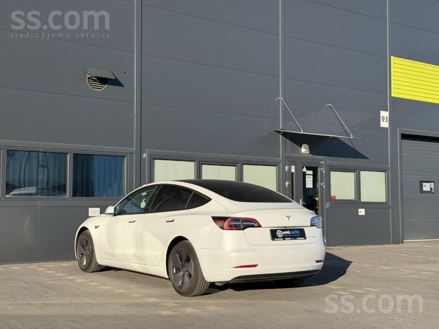White Tesla Model 3 2022 in Riga, with an engine capacity of 0.00 L and mileage of 39 thousand km for 32400 €, photo 8 on AUTOMOTO.COM.LV
