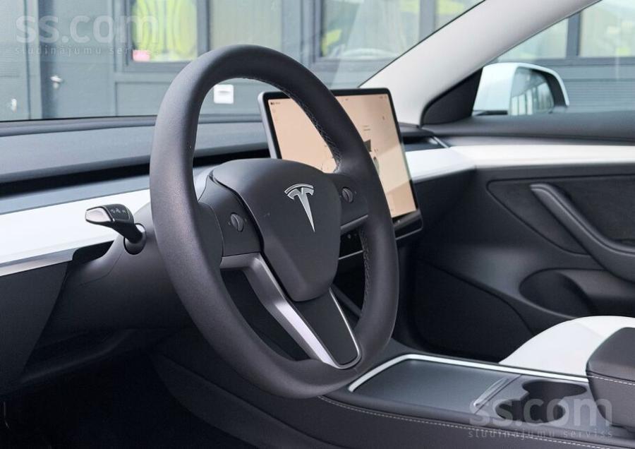 White Tesla Model 3 2022 in Riga, with an engine capacity of 0.00 L and mileage of 39 thousand km for 32400 €, photo 13 on AUTOMOTO.COM.LV