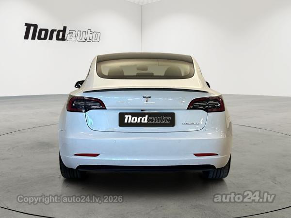Balts Tesla Model 3 2022 Tallina, ar dzinēja tilpumu 0.00 L un nobraukumu 90 tūkst. km par 30900 €, foto 2 vietnē AUTOMOTO.COM.LV