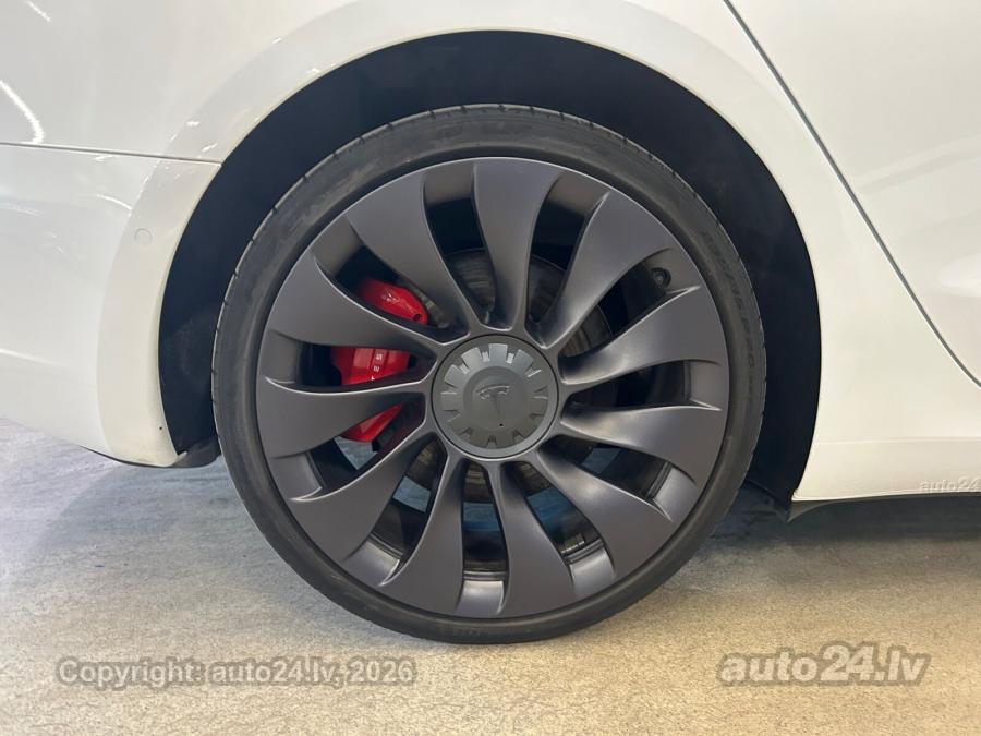 Balts Tesla Model 3 2022 Tallina, ar dzinēja tilpumu 0.00 L un nobraukumu 90 tūkst. km par 30900 €, foto 6 vietnē AUTOMOTO.COM.LV