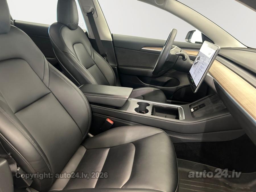 Balts Tesla Model 3 2022 Tallina, ar dzinēja tilpumu 0.00 L un nobraukumu 90 tūkst. km par 30900 €, foto 13 vietnē AUTOMOTO.COM.LV
