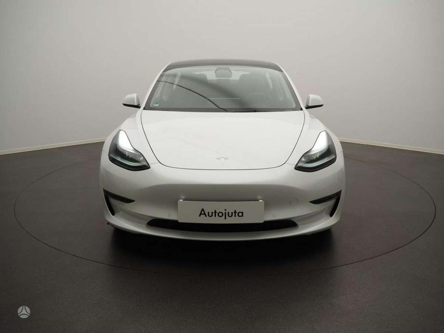 White Tesla Model 3 2022 in Vilnius, with an engine capacity of 0.00 L and mileage of 44 thousand km for 28900 €, photo 3 on AUTOMOTO.COM.LV