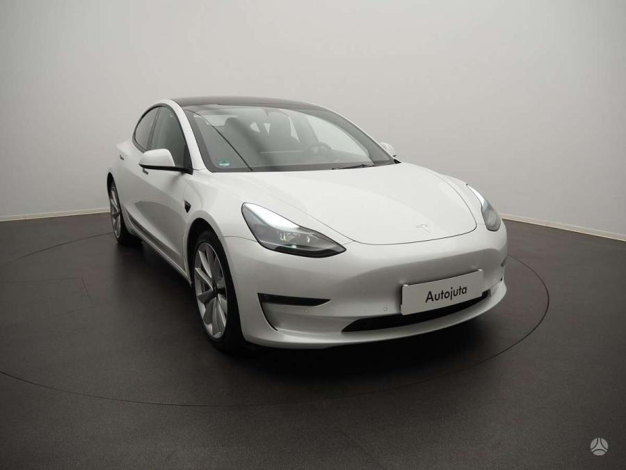 White Tesla Model 3 2022 in Vilnius, with an engine capacity of 0.00 L and mileage of 44 thousand km for 28900 €, photo 4 on AUTOMOTO.COM.LV