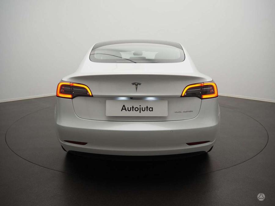 White Tesla Model 3 2022 in Vilnius, with an engine capacity of 0.00 L and mileage of 44 thousand km for 28900 €, photo 6 on AUTOMOTO.COM.LV