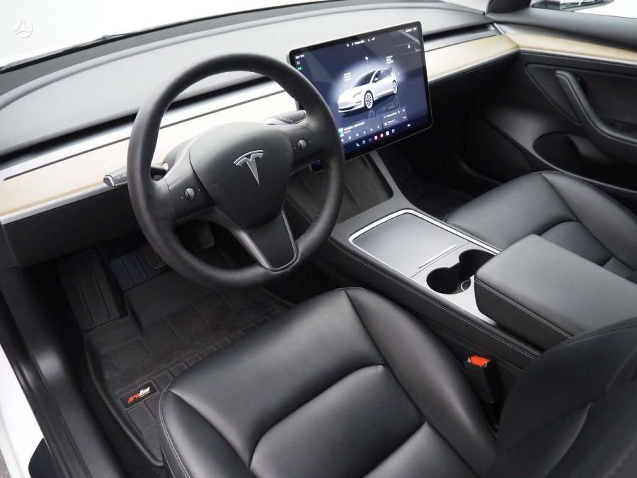 White Tesla Model 3 2022 in Vilnius, with an engine capacity of 0.00 L and mileage of 44 thousand km for 28900 €, photo 10 on AUTOMOTO.COM.LV