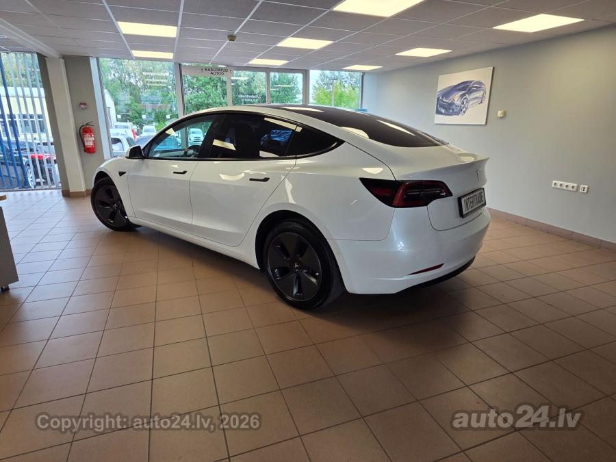 White Tesla Model 3 2022 in Tartu, with an engine capacity of 0.00 L and mileage of 125 thousand km for 29990 €, photo 4 on AUTOMOTO.COM.LV