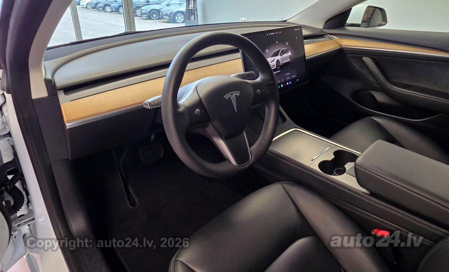 White Tesla Model 3 2022 in Tartu, with an engine capacity of 0.00 L and mileage of 125 thousand km for 29990 €, photo 6 on AUTOMOTO.COM.LV