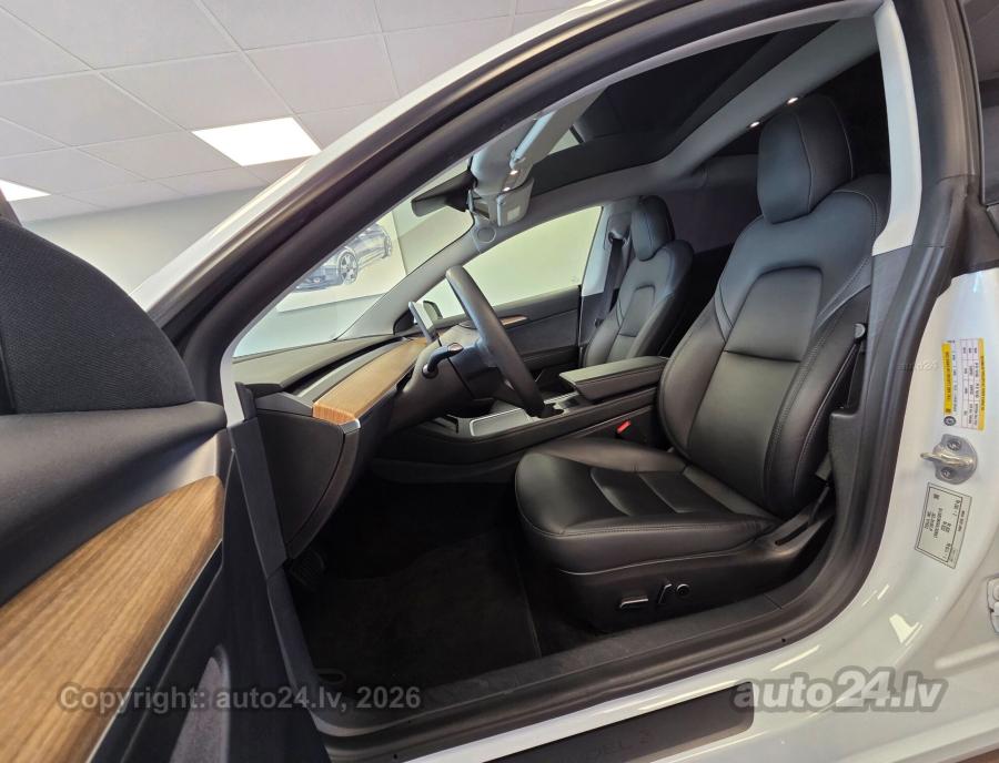 White Tesla Model 3 2022 in Tartu, with an engine capacity of 0.00 L and mileage of 125 thousand km for 29990 €, photo 8 on AUTOMOTO.COM.LV