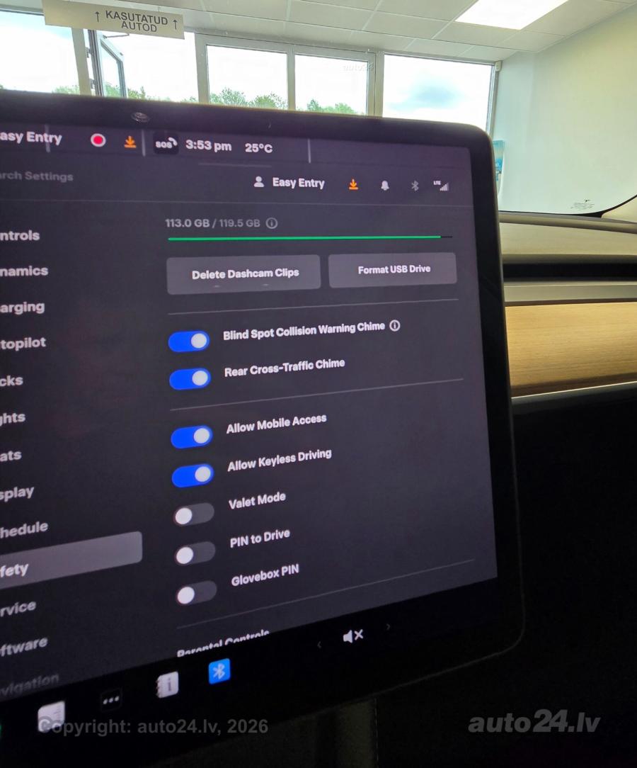 White Tesla Model 3 2022 in Tartu, with an engine capacity of 0.00 L and mileage of 125 thousand km for 29990 €, photo 12 on AUTOMOTO.COM.LV