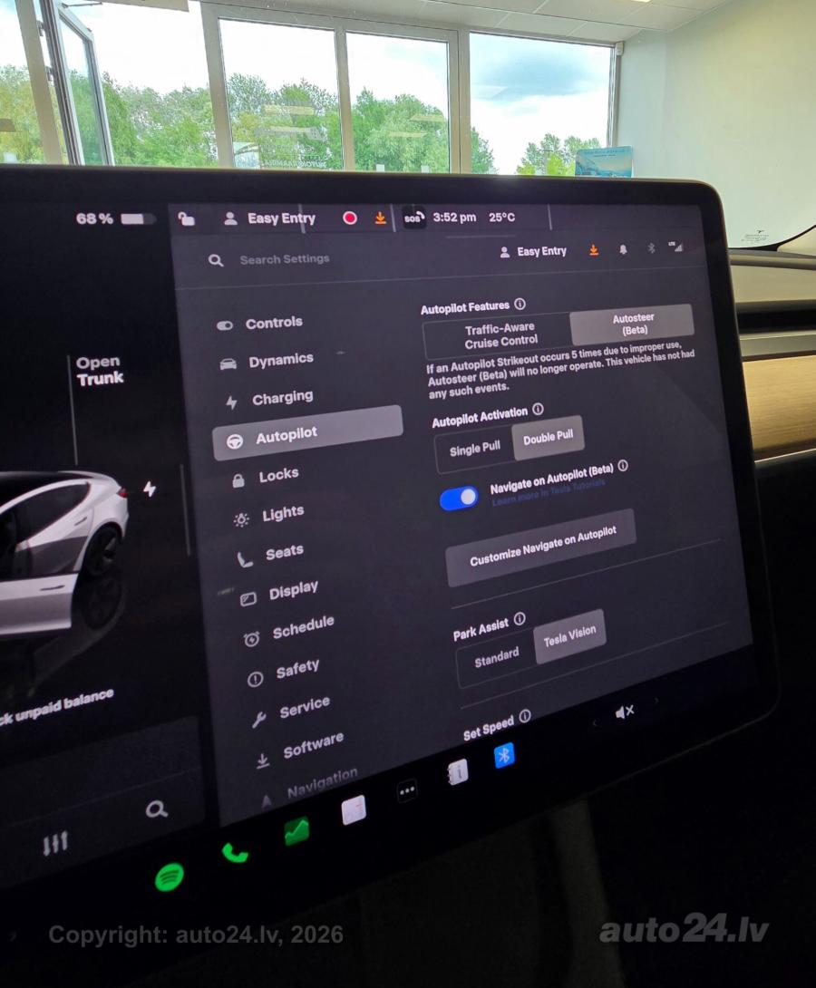 White Tesla Model 3 2022 in Tartu, with an engine capacity of 0.00 L and mileage of 125 thousand km for 29990 €, photo 15 on AUTOMOTO.COM.LV