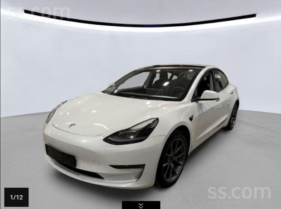 White Tesla Model 3 2022 in Riga, with an engine capacity of 0.00 L and mileage of 137 thousand km for 26650 €, photo 1 on AUTOMOTO.COM.LV