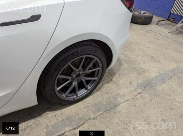 White Tesla Model 3 2022 in Riga, with an engine capacity of 0.00 L and mileage of 137 thousand km for 26650 €, photo 10 on AUTOMOTO.COM.LV
