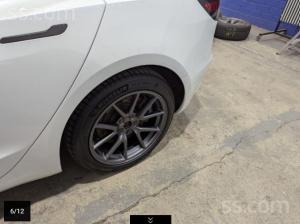 White Tesla Model 3 2022 in Riga, with an engine capacity of 0.00 L and mileage of 137 thousand km for 26650 €, photo 11 on AUTOMOTO.COM.LV
