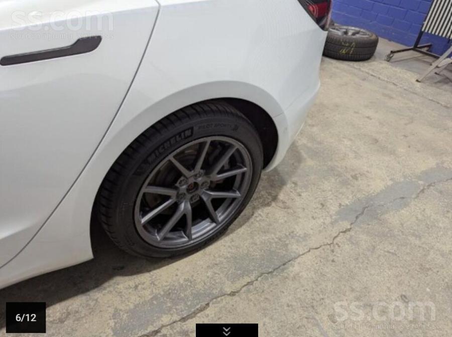 White Tesla Model 3 2022 in Riga, with an engine capacity of 0.00 L and mileage of 137 thousand km for 26650 €, photo 11 on AUTOMOTO.COM.LV
