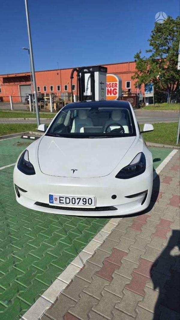 Balts Tesla Model 3 2022 Kauņa, ar dzinēja tilpumu 0.00 L un nobraukumu 21 tūkst. km par 21900 €, foto 2 vietnē AUTOMOTO.COM.LV