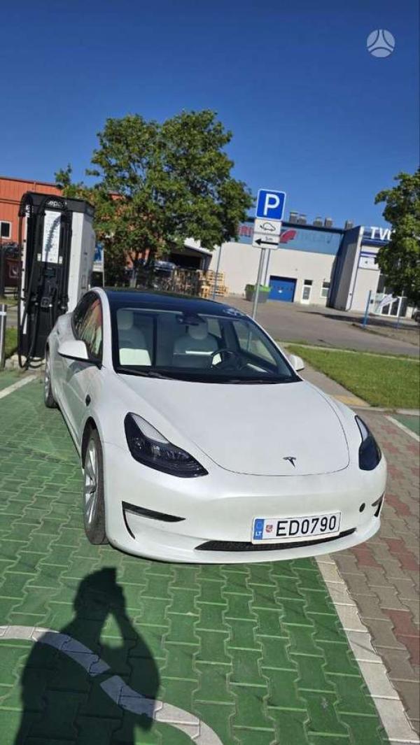 Balts Tesla Model 3 2022 Kauņa, ar dzinēja tilpumu 0.00 L un nobraukumu 21 tūkst. km par 21900 €, foto 3 vietnē AUTOMOTO.COM.LV