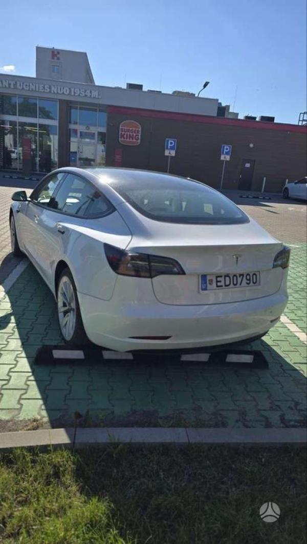 Balts Tesla Model 3 2022 Kauņa, ar dzinēja tilpumu 0.00 L un nobraukumu 21 tūkst. km par 21900 €, foto 6 vietnē AUTOMOTO.COM.LV