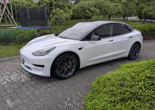 Balts Tesla Model 3 2022 Viļņa, ar dzinēja tilpumu 0.00 L un nobraukumu 85 tūkst. km par 23000 €, foto 1 vietnē AUTOMOTO.COM.LV