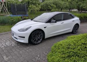 Balts Tesla Model 3 2022 Viļņa, ar dzinēja tilpumu 0.00 L un nobraukumu 85 tūkst. km par 23000 €, foto  vietnē AUTOMOTO.COM.LV