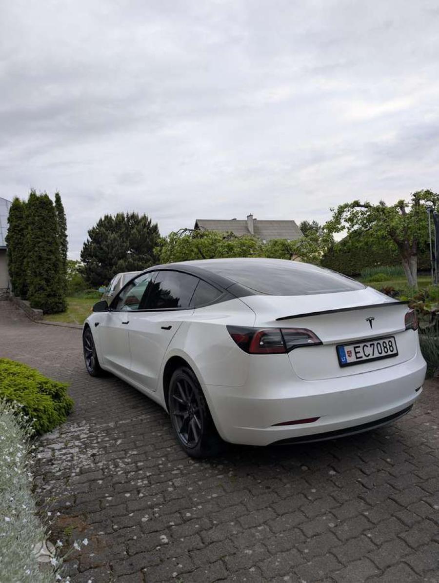 Balts Tesla Model 3 2022 Viļņa, ar dzinēja tilpumu 0.00 L un nobraukumu 85 tūkst. km par 23000 €, foto 3 vietnē AUTOMOTO.COM.LV