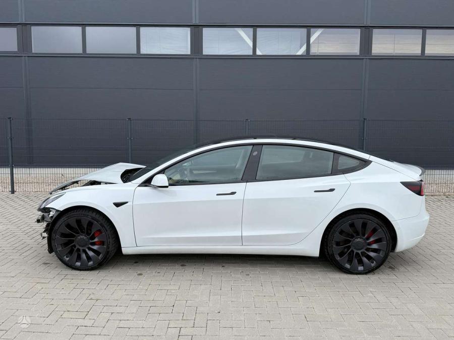 White Tesla Model 3 2022 in Kaunas, with an engine capacity of 0.00 L and mileage of 95 thousand km for 18700 €, photo 1 on AUTOMOTO.COM.LV