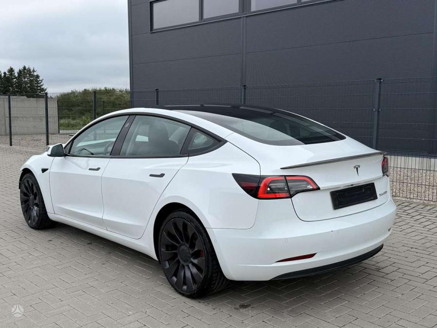 White Tesla Model 3 2022 in Kaunas, with an engine capacity of 0.00 L and mileage of 95 thousand km for 18700 €, photo 3 on AUTOMOTO.COM.LV