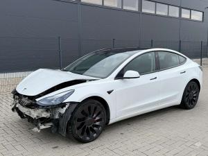 White Tesla Model 3 2022 in Kaunas, with an engine capacity of 0.00 L and mileage of 95 thousand km for 18700 €, photo 4 on AUTOMOTO.COM.LV