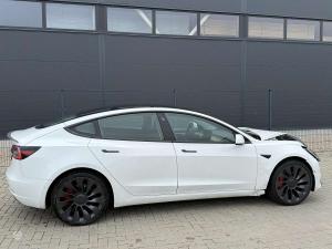 White Tesla Model 3 2022 in Kaunas, with an engine capacity of 0.00 L and mileage of 95 thousand km for 18700 €, photo 5 on AUTOMOTO.COM.LV
