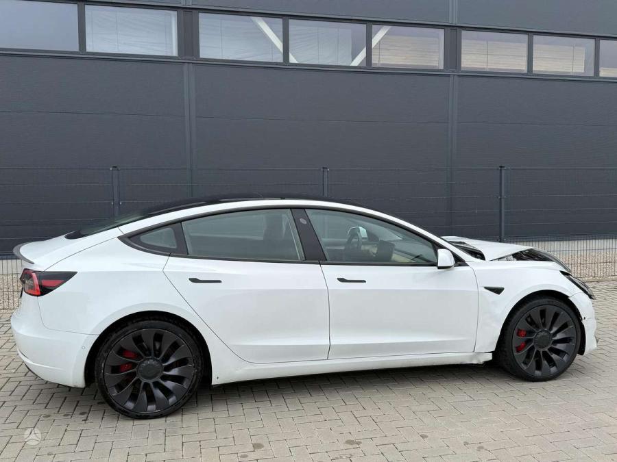White Tesla Model 3 2022 in Kaunas, with an engine capacity of 0.00 L and mileage of 95 thousand km for 18700 €, photo 5 on AUTOMOTO.COM.LV
