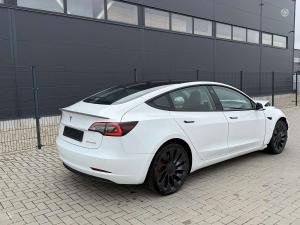 White Tesla Model 3 2022 in Kaunas, with an engine capacity of 0.00 L and mileage of 95 thousand km for 18700 €, photo 6 on AUTOMOTO.COM.LV
